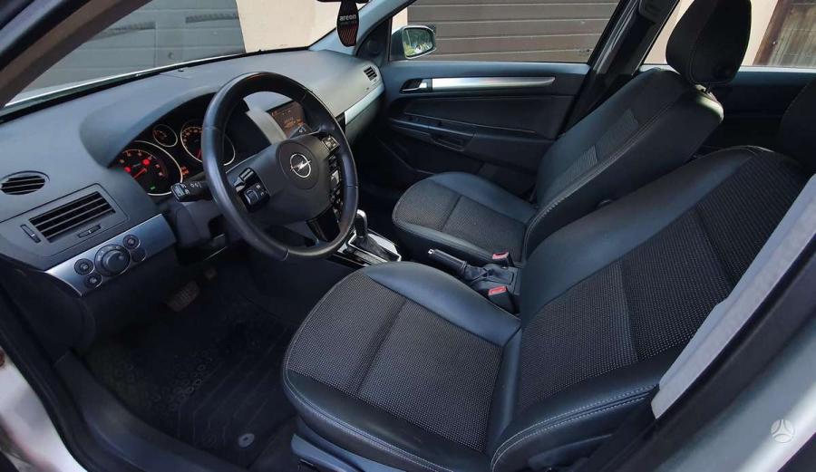 Grey Opel Astra 2008 in Vilnius, with an engine capacity of 1.80 L and mileage of 220 thousand km for 2900 €, photo 17 on AUTOMOTO.COM.LV