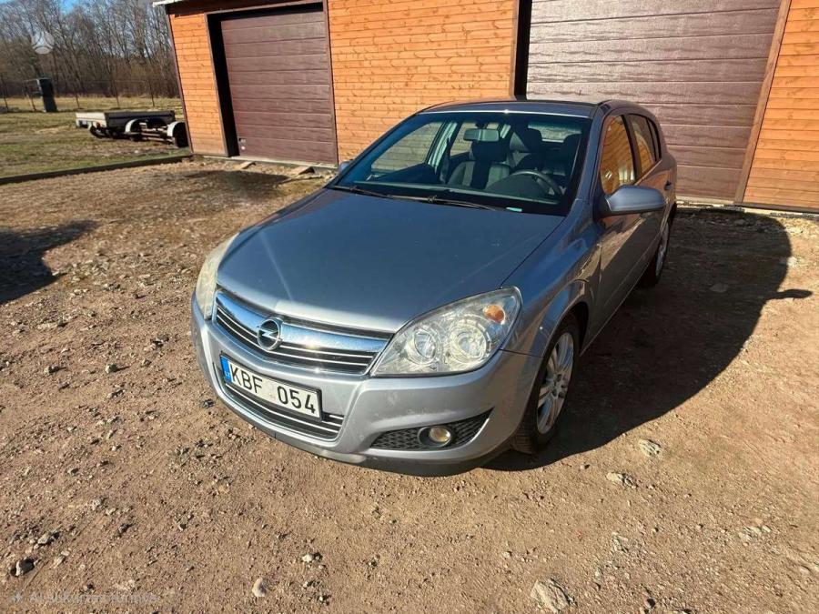 Grey Opel Astra 2008 in Kaunas, with an engine capacity of 1.69 L and mileage of 362 thousand km for 1300 €, photo 1 on AUTOMOTO.COM.LV
