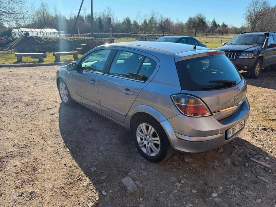 Grey Opel Astra 2008 in Kaunas, with an engine capacity of 1.69 L and mileage of 362 thousand km for 1300 €, photo 4 on AUTOMOTO.COM.LV
