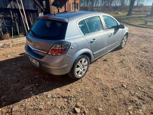 Grey Opel Astra 2008 in Kaunas, with an engine capacity of 1.69 L and mileage of 362 thousand km for 1300 €, photo 5 on AUTOMOTO.COM.LV