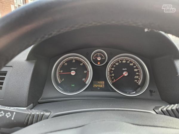 Grey Opel Astra 2008 in Radviliskis, with an engine capacity of 1.90 L and mileage of 255 thousand km for 1200 €, photo 8 on AUTOMOTO.COM.LV