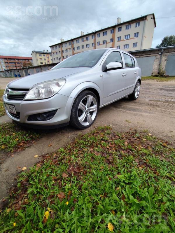 Grey Opel Astra 2008 in Valmiera, with an engine capacity of 1.60 L and mileage of 257 thousand km for 600 €, photo 1 on AUTOMOTO.COM.LV