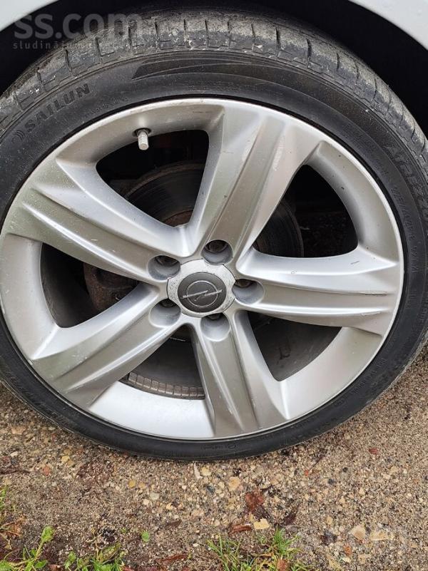 Grey Opel Astra 2008 in Valmiera, with an engine capacity of 1.60 L and mileage of 257 thousand km for 600 €, photo 3 on AUTOMOTO.COM.LV
