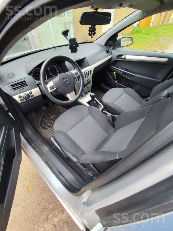 Grey Opel Astra 2008 in Valmiera, with an engine capacity of 1.60 L and mileage of 257 thousand km for 600 €, photo 5 on AUTOMOTO.COM.LV