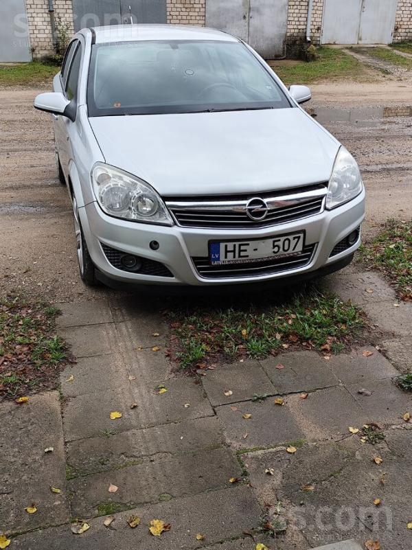 Grey Opel Astra 2008 in Valmiera, with an engine capacity of 1.60 L and mileage of 257 thousand km for 600 €, photo 6 on AUTOMOTO.COM.LV