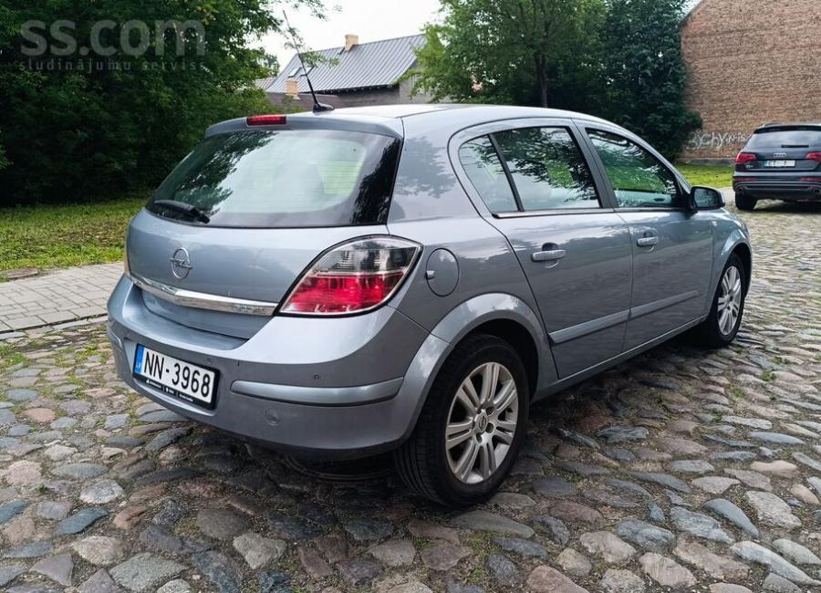 Grey Opel Astra 2009 in Jelgava, with an engine capacity of 1.70 L and mileage of 0 thousand km for 2290 €, photo 3 on AUTOMOTO.COM.LV