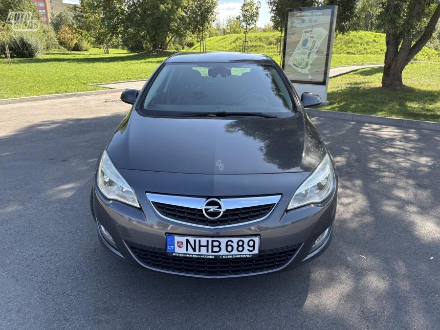 Grey Opel Astra 2009 in Pasvalys, with an engine capacity of 1.60 L and mileage of 169 thousand km for 3650 €, photo 2 on AUTOMOTO.COM.LV