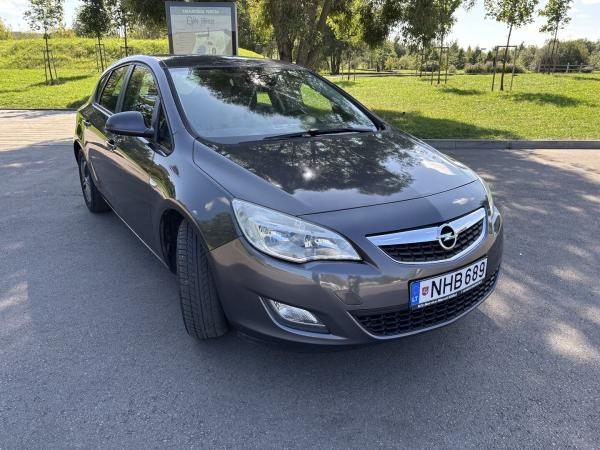 Grey Opel Astra 2009 in Pasvalys, with an engine capacity of 1.60 L and mileage of 169 thousand km for 3650 €, photo 3 on AUTOMOTO.COM.LV