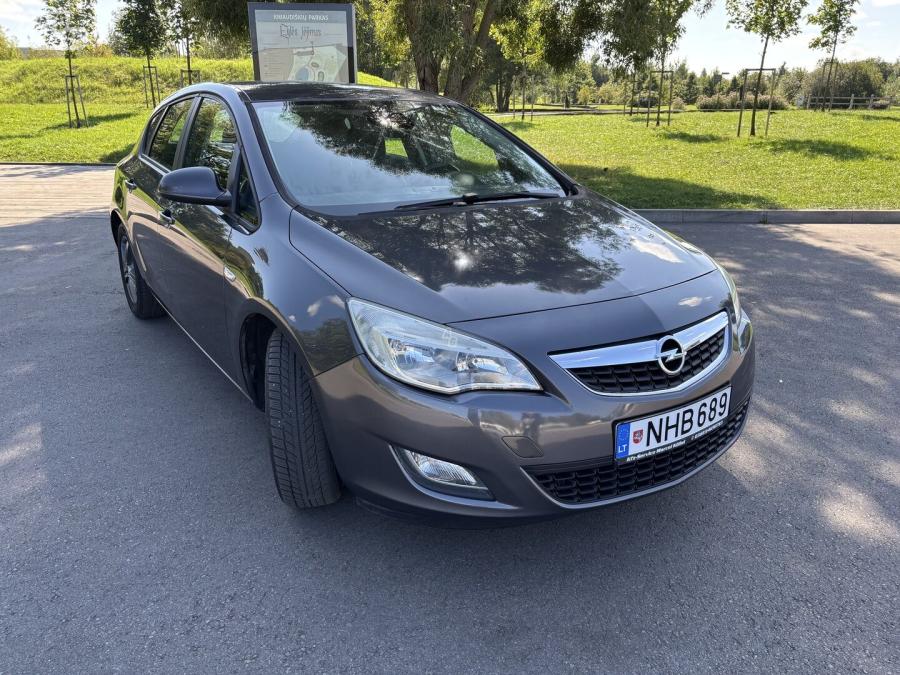 Grey Opel Astra 2009 in Pasvalys, with an engine capacity of 1.60 L and mileage of 169 thousand km for 3650 €, photo 3 on AUTOMOTO.COM.LV