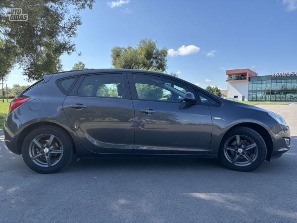 Grey Opel Astra 2009 in Pasvalys, with an engine capacity of 1.60 L and mileage of 169 thousand km for 3650 €, photo 4 on AUTOMOTO.COM.LV