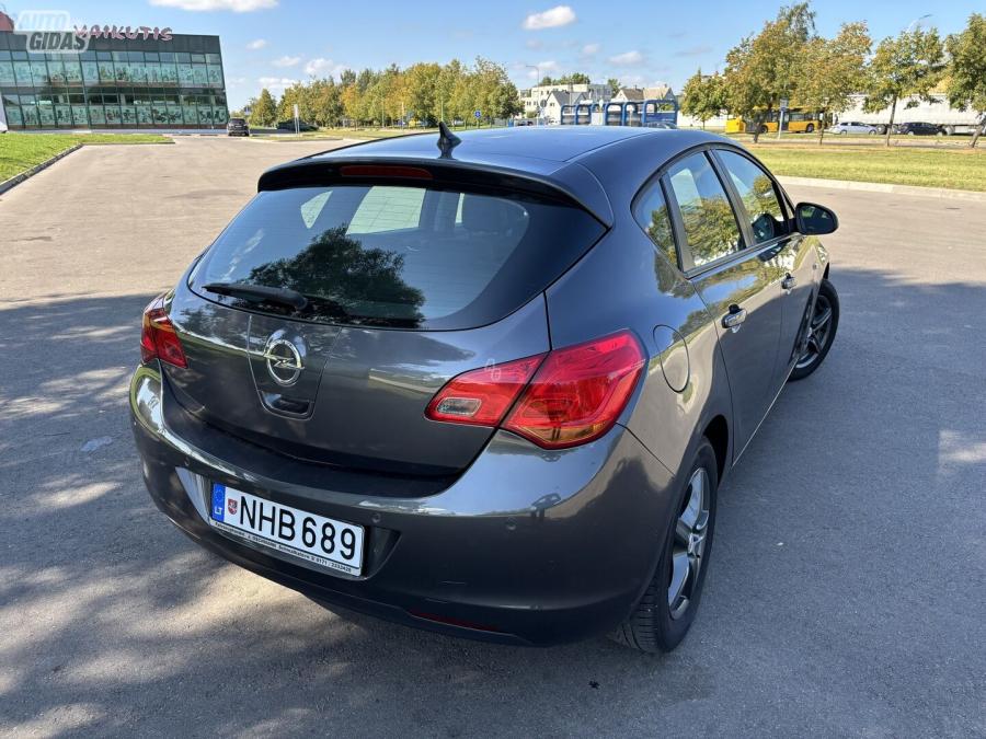 Grey Opel Astra 2009 in Pasvalys, with an engine capacity of 1.60 L and mileage of 169 thousand km for 3650 €, photo 5 on AUTOMOTO.COM.LV
