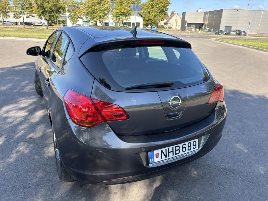 Grey Opel Astra 2009 in Pasvalys, with an engine capacity of 1.60 L and mileage of 169 thousand km for 3650 €, photo 7 on AUTOMOTO.COM.LV