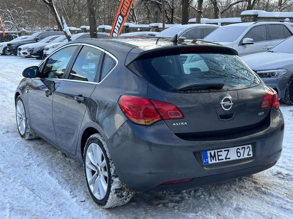 Grey Opel Astra 2009 in Vilnius, with an engine capacity of 1.69 L and mileage of 257 thousand km for 4000 €, photo 2 on AUTOMOTO.COM.LV