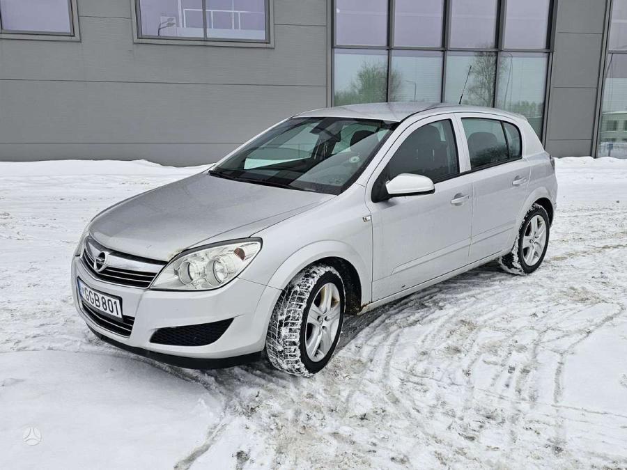 Grey Opel Astra 2009 in Vilnius, with an engine capacity of 1.91 L and mileage of 180 thousand km for 2500 €, photo 1 on AUTOMOTO.COM.LV