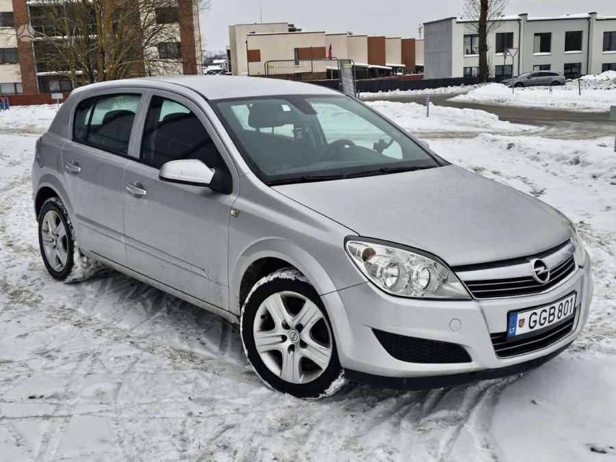 Grey Opel Astra 2009 in Vilnius, with an engine capacity of 1.91 L and mileage of 180 thousand km for 2500 €, photo 2 on AUTOMOTO.COM.LV