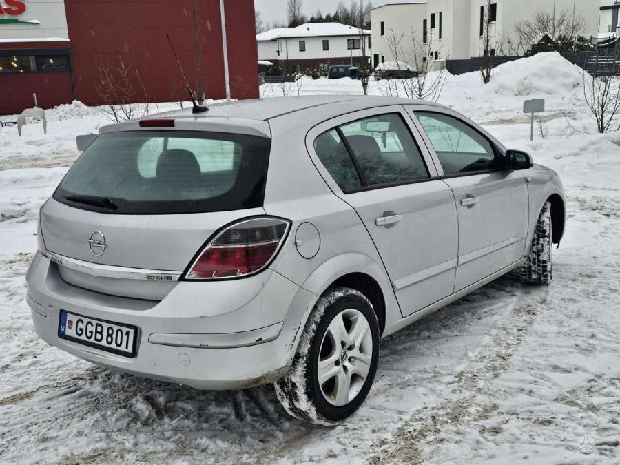 Grey Opel Astra 2009 in Vilnius, with an engine capacity of 1.91 L and mileage of 180 thousand km for 2500 €, photo 3 on AUTOMOTO.COM.LV