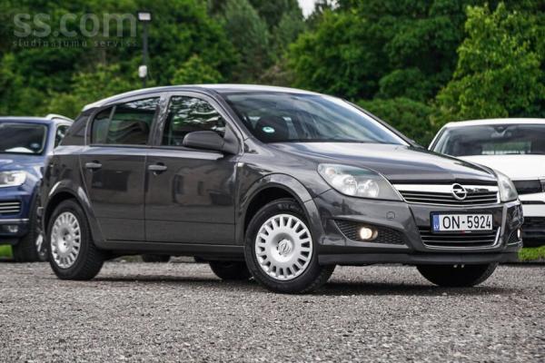 Grey Opel Astra 2009 in Riga, with an engine capacity of 1.60 L and mileage of 205 thousand km for 2790 €, photo 2 on AUTOMOTO.COM.LV