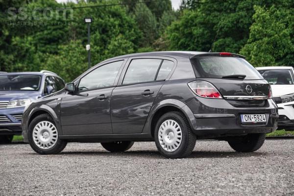 Grey Opel Astra 2009 in Riga, with an engine capacity of 1.60 L and mileage of 205 thousand km for 2790 €, photo 3 on AUTOMOTO.COM.LV