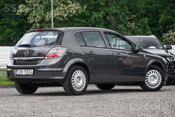 Grey Opel Astra 2009 in Riga, with an engine capacity of 1.60 L and mileage of 205 thousand km for 2790 €, photo 4 on AUTOMOTO.COM.LV
