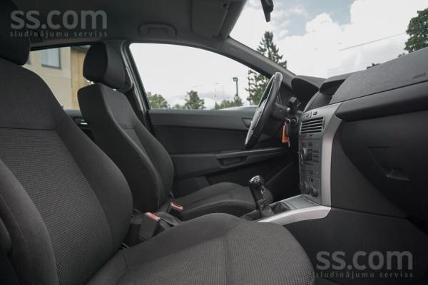 Grey Opel Astra 2009 in Riga, with an engine capacity of 1.60 L and mileage of 205 thousand km for 2790 €, photo 5 on AUTOMOTO.COM.LV