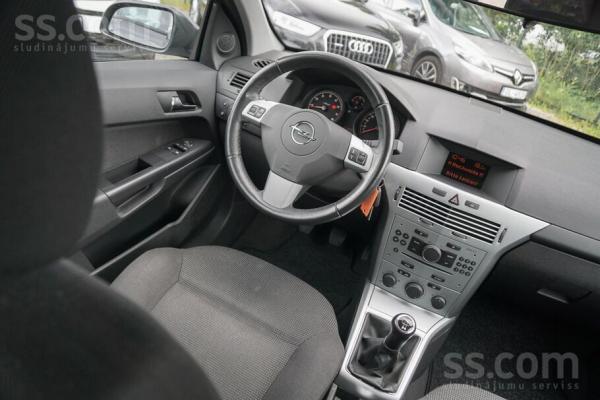 Grey Opel Astra 2009 in Riga, with an engine capacity of 1.60 L and mileage of 205 thousand km for 2790 €, photo 7 on AUTOMOTO.COM.LV