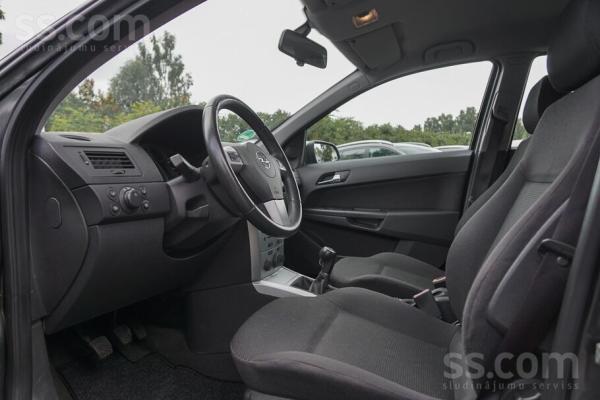 Grey Opel Astra 2009 in Riga, with an engine capacity of 1.60 L and mileage of 205 thousand km for 2790 €, photo 10 on AUTOMOTO.COM.LV