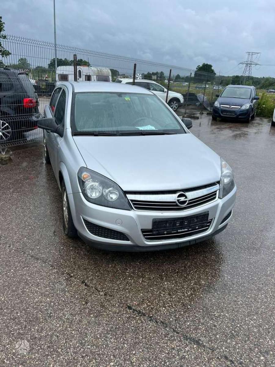 Pelēks Opel Astra 2009 Marijampole, ar dzinēja tilpumu 1.40 L un nobraukumu 18 tūkst. km par 1750 €, foto 1 vietnē AUTOMOTO.COM.LV