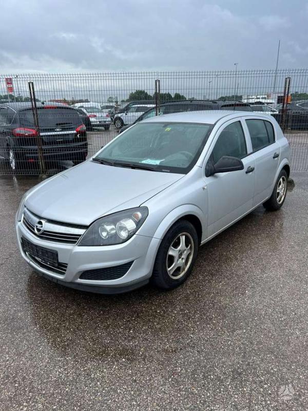 Pelēks Opel Astra 2009 Marijampole, ar dzinēja tilpumu 1.40 L un nobraukumu 18 tūkst. km par 1750 €, foto 2 vietnē AUTOMOTO.COM.LV