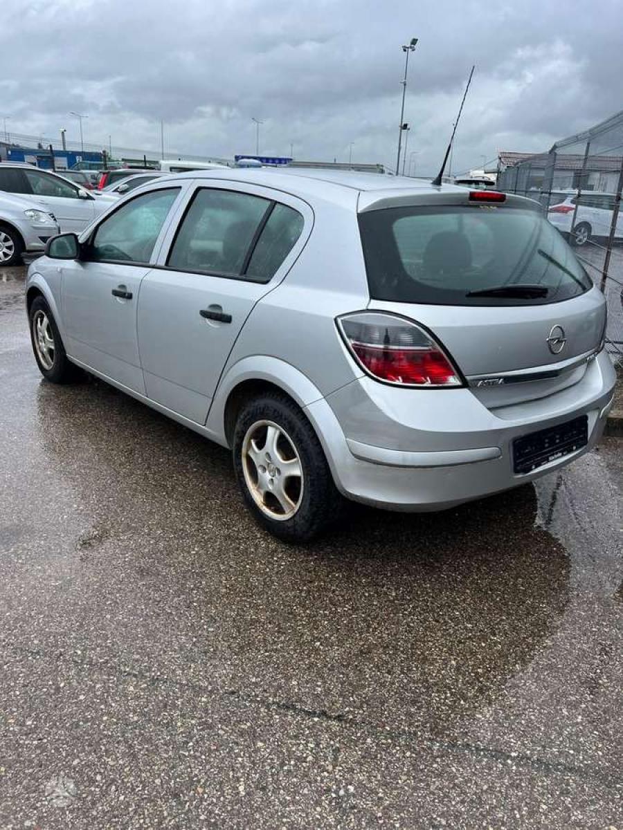 Pelēks Opel Astra 2009 Marijampole, ar dzinēja tilpumu 1.40 L un nobraukumu 18 tūkst. km par 1750 €, foto 4 vietnē AUTOMOTO.COM.LV