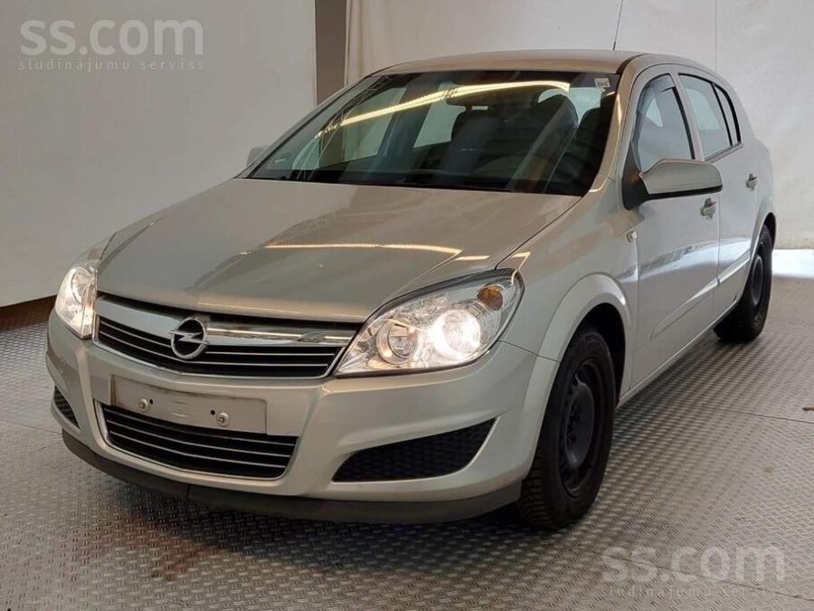 Grey Opel Astra 2009 in Cesis, with an engine capacity of 1.60 L and mileage of 0 thousand km for 2990 €, photo 1 on AUTOMOTO.COM.LV