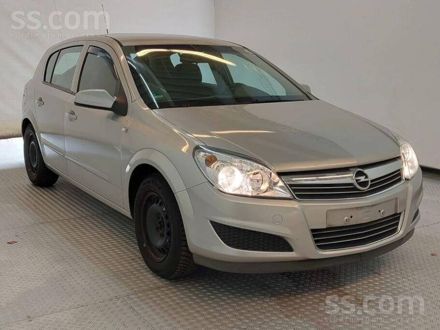 Grey Opel Astra 2009 in Cesis, with an engine capacity of 1.60 L and mileage of 0 thousand km for 2990 €, photo 3 on AUTOMOTO.COM.LV