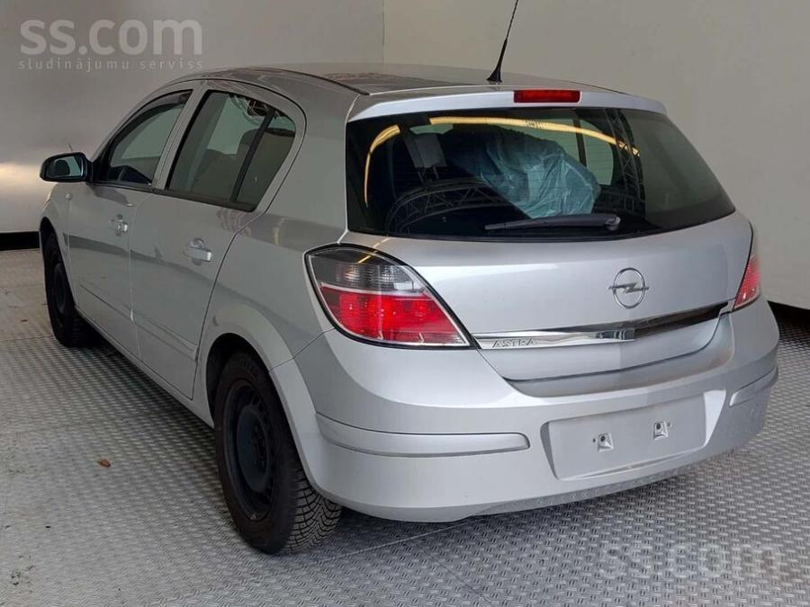 Grey Opel Astra 2009 in Cesis, with an engine capacity of 1.60 L and mileage of 0 thousand km for 2990 €, photo 4 on AUTOMOTO.COM.LV