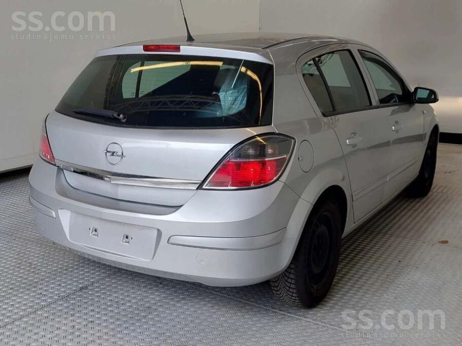 Grey Opel Astra 2009 in Cesis, with an engine capacity of 1.60 L and mileage of 0 thousand km for 2990 €, photo 5 on AUTOMOTO.COM.LV