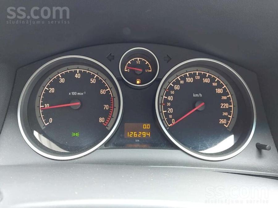 Grey Opel Astra 2009 in Cesis, with an engine capacity of 1.60 L and mileage of 0 thousand km for 2990 €, photo 6 on AUTOMOTO.COM.LV