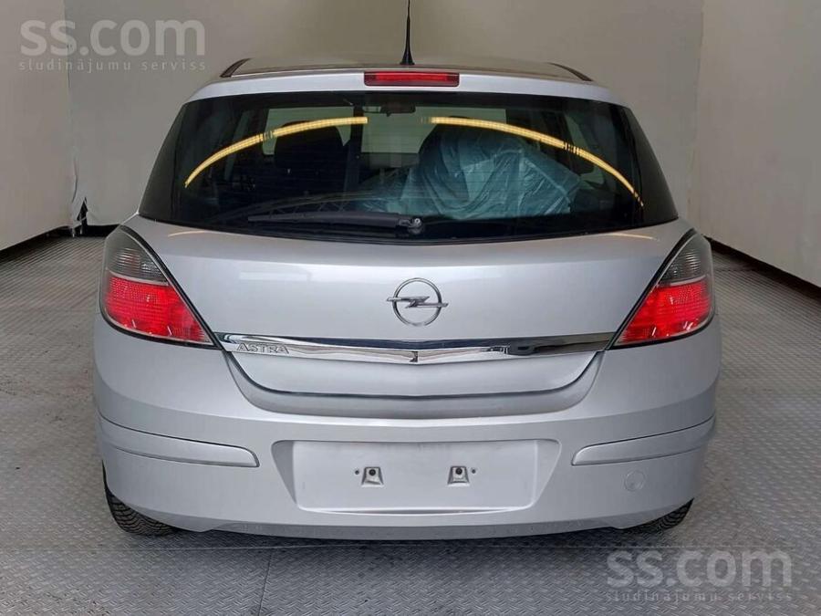 Grey Opel Astra 2009 in Cesis, with an engine capacity of 1.60 L and mileage of 0 thousand km for 2990 €, photo 8 on AUTOMOTO.COM.LV