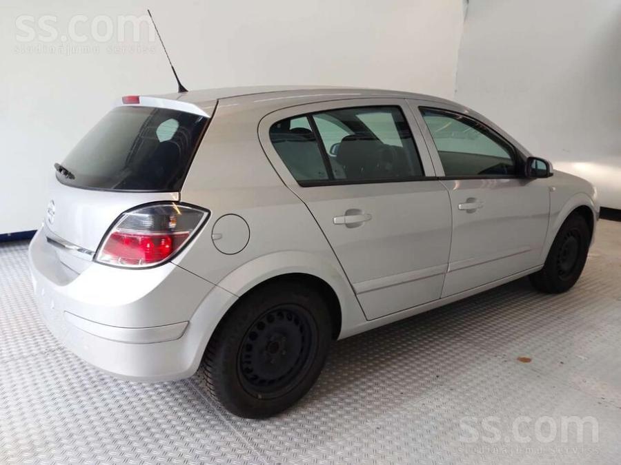 Grey Opel Astra 2009 in Cesis, with an engine capacity of 1.60 L and mileage of 0 thousand km for 2990 €, photo 11 on AUTOMOTO.COM.LV