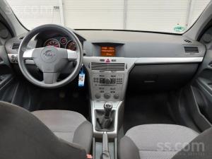 Grey Opel Astra 2009 in Cesis, with an engine capacity of 1.60 L and mileage of 0 thousand km for 2990 €, photo 14 on AUTOMOTO.COM.LV