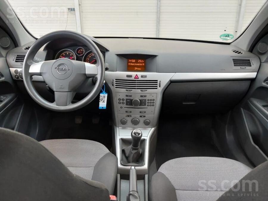 Grey Opel Astra 2009 in Cesis, with an engine capacity of 1.60 L and mileage of 0 thousand km for 2990 €, photo 14 on AUTOMOTO.COM.LV