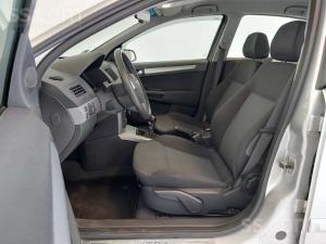 Grey Opel Astra 2009 in Cesis, with an engine capacity of 1.60 L and mileage of 0 thousand km for 2990 €, photo 15 on AUTOMOTO.COM.LV