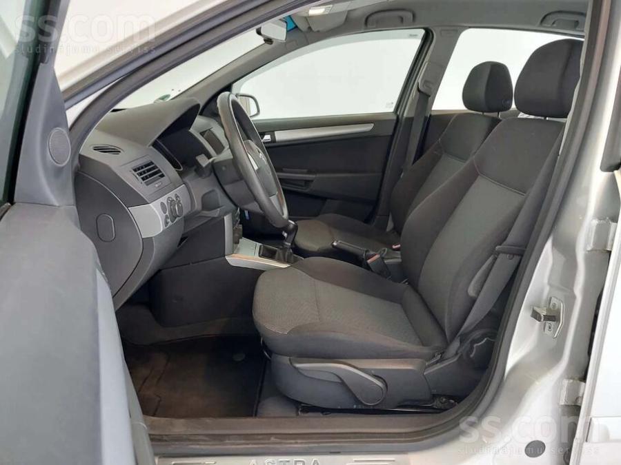 Grey Opel Astra 2009 in Cesis, with an engine capacity of 1.60 L and mileage of 0 thousand km for 2990 €, photo 15 on AUTOMOTO.COM.LV