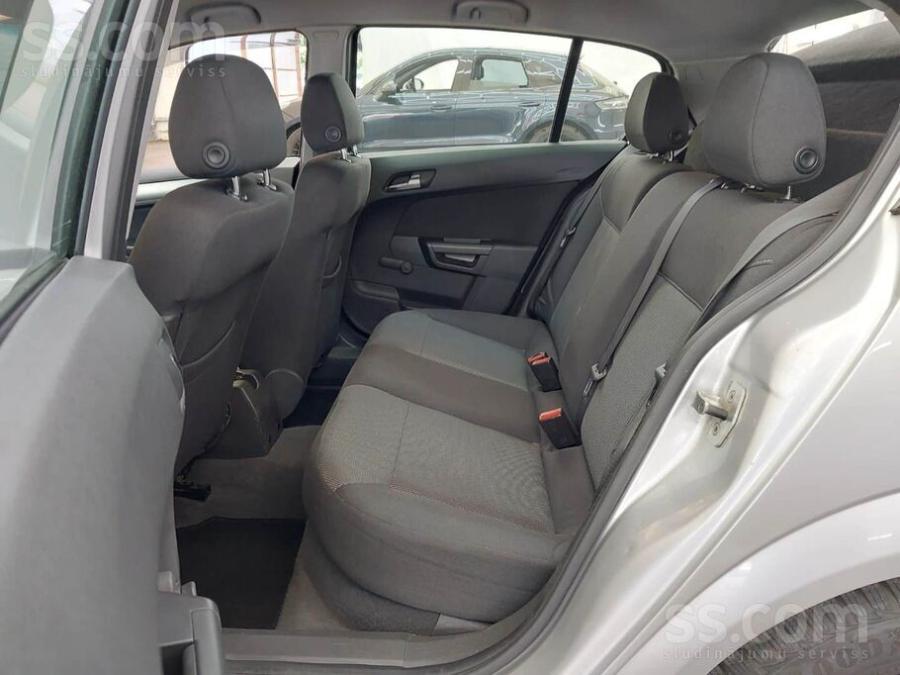 Grey Opel Astra 2009 in Cesis, with an engine capacity of 1.60 L and mileage of 0 thousand km for 2990 €, photo 16 on AUTOMOTO.COM.LV