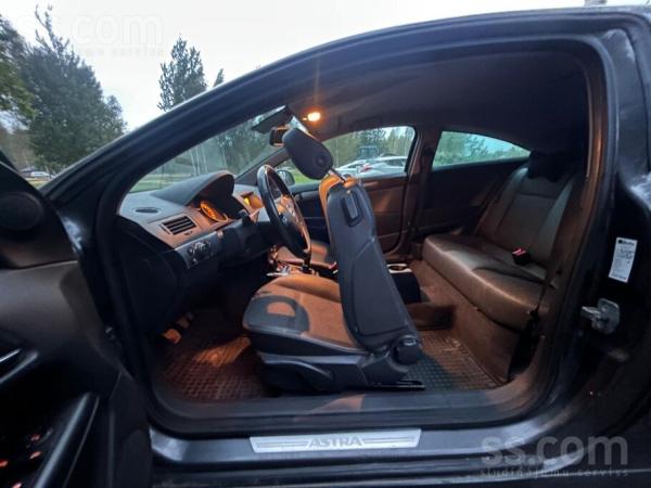 Grey Opel Astra 2009 in Bauska, with an engine capacity of 1.70 L and mileage of 250 thousand km for 2500 €, photo 5 on AUTOMOTO.COM.LV