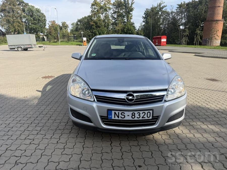 Grey Opel Astra 2009 in Saldus, with an engine capacity of 1.30 L and mileage of 247 thousand km for 2590 €, photo 1 on AUTOMOTO.COM.LV