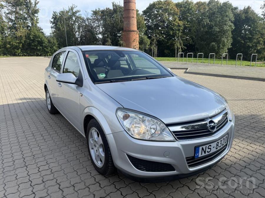 Grey Opel Astra 2009 in Saldus, with an engine capacity of 1.30 L and mileage of 247 thousand km for 2590 €, photo 4 on AUTOMOTO.COM.LV