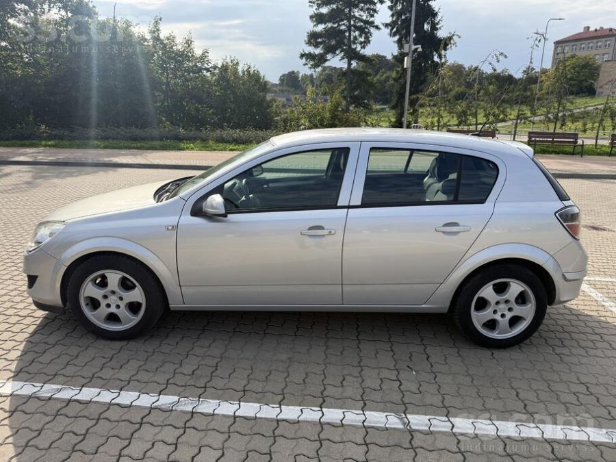 Grey Opel Astra 2009 in Saldus, with an engine capacity of 1.30 L and mileage of 247 thousand km for 2590 €, photo 5 on AUTOMOTO.COM.LV