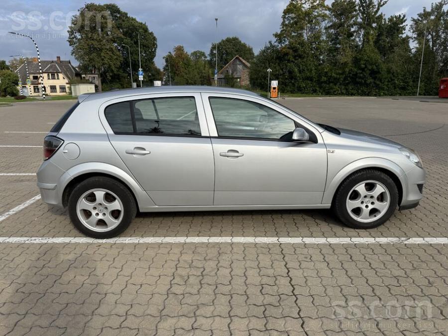 Grey Opel Astra 2009 in Saldus, with an engine capacity of 1.30 L and mileage of 247 thousand km for 2590 €, photo 6 on AUTOMOTO.COM.LV