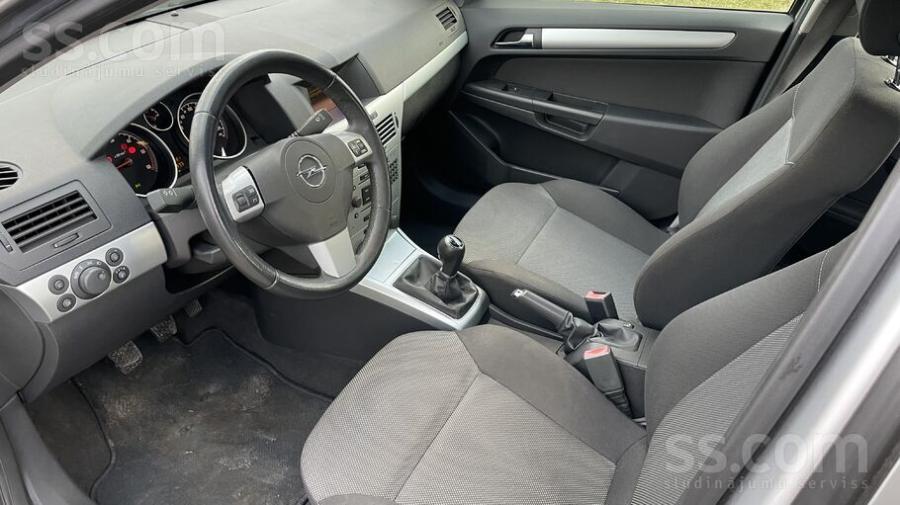 Grey Opel Astra 2009 in Saldus, with an engine capacity of 1.30 L and mileage of 247 thousand km for 2590 €, photo 12 on AUTOMOTO.COM.LV