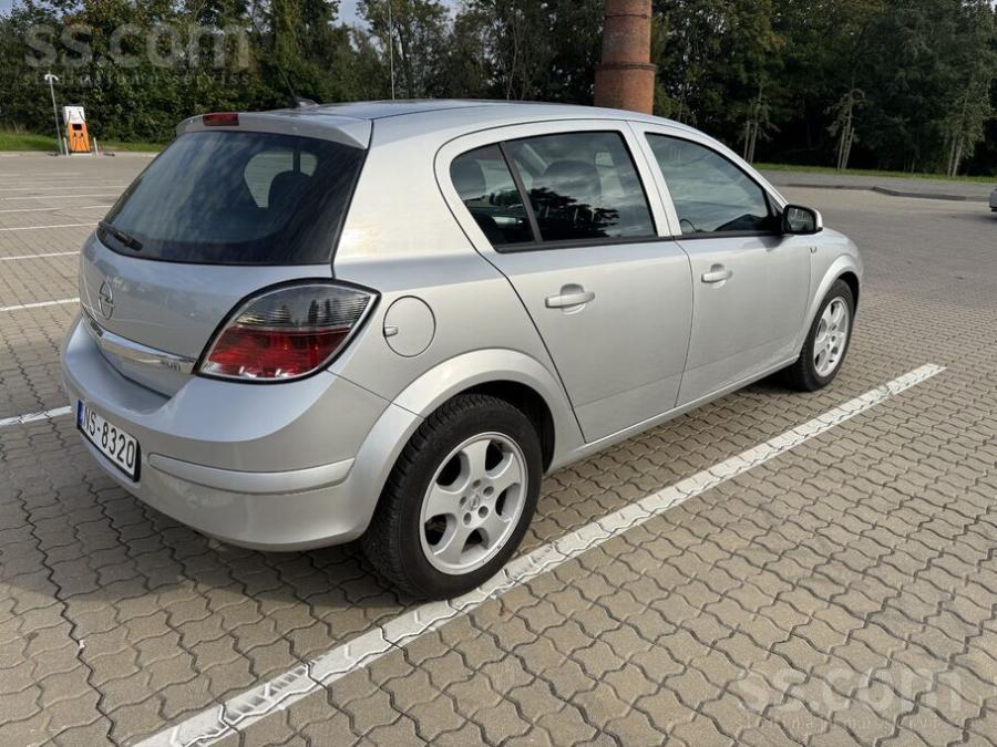 Grey Opel Astra 2009 in Saldus, with an engine capacity of 1.30 L and mileage of 247 thousand km for 2590 €, photo 20 on AUTOMOTO.COM.LV