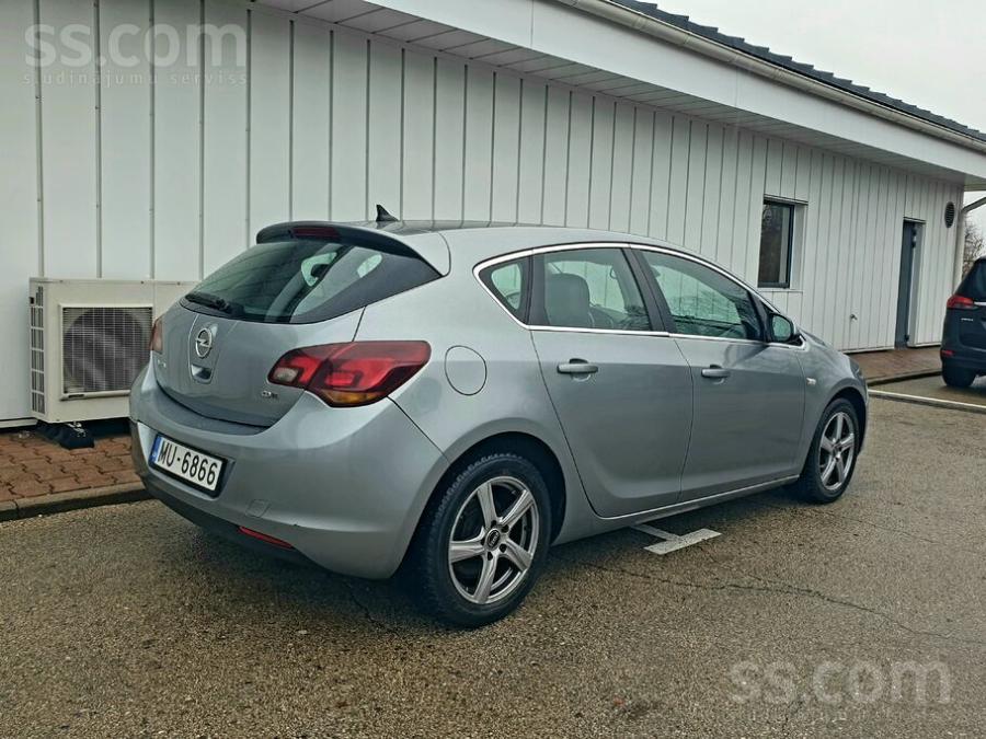 Grey Opel Astra 2010 in Riga, with an engine capacity of 1.70 L and mileage of 238 thousand km for 2290 €, photo 2 on AUTOMOTO.COM.LV