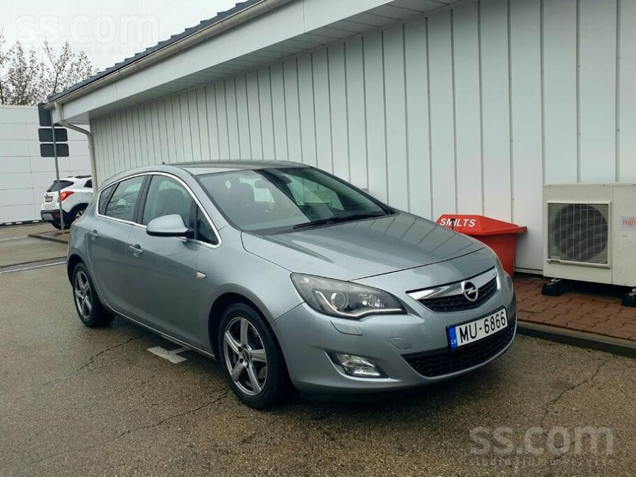 Grey Opel Astra 2010 in Riga, with an engine capacity of 1.70 L and mileage of 238 thousand km for 2290 €, photo 3 on AUTOMOTO.COM.LV